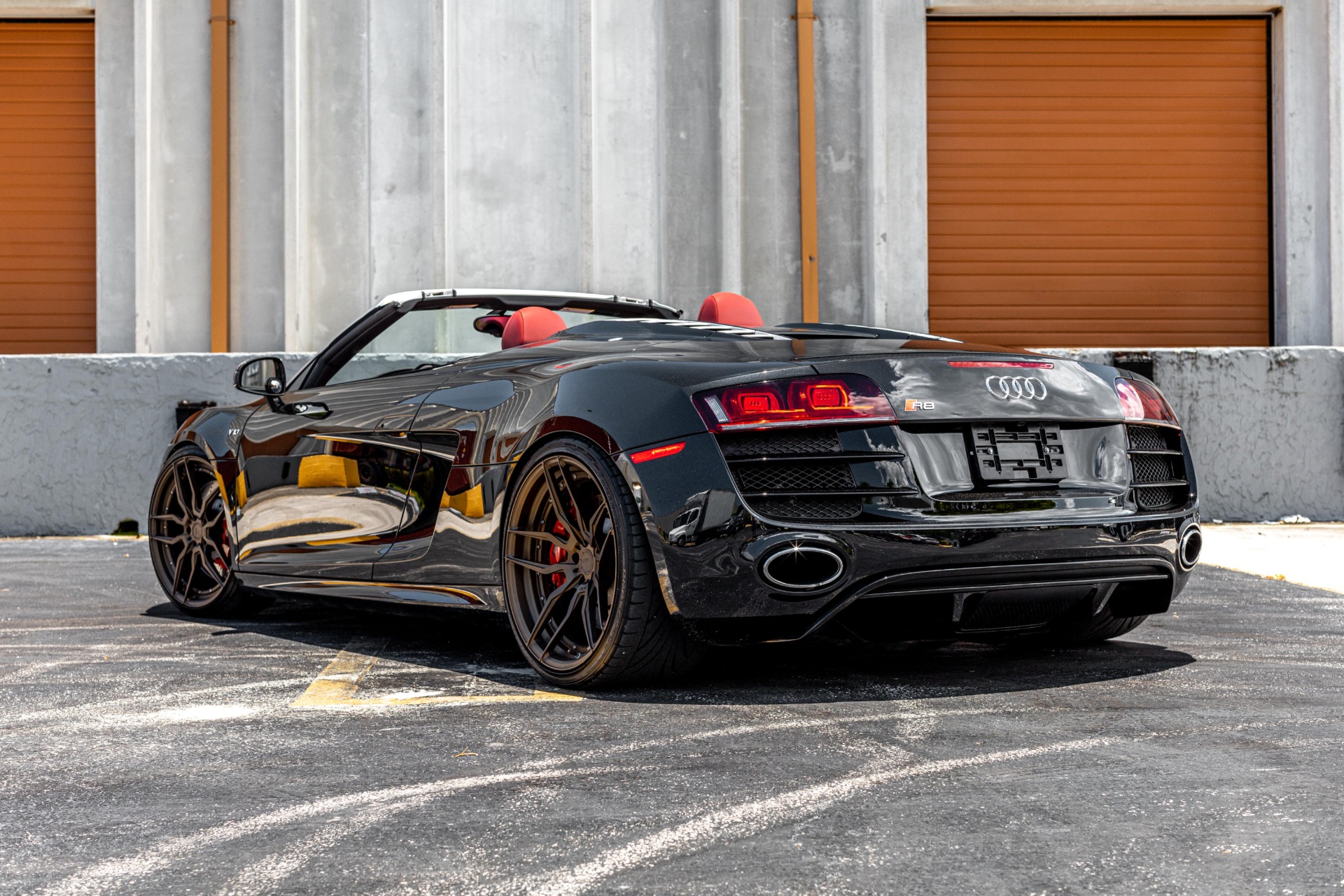 Audi R8 Spyder Black Rims